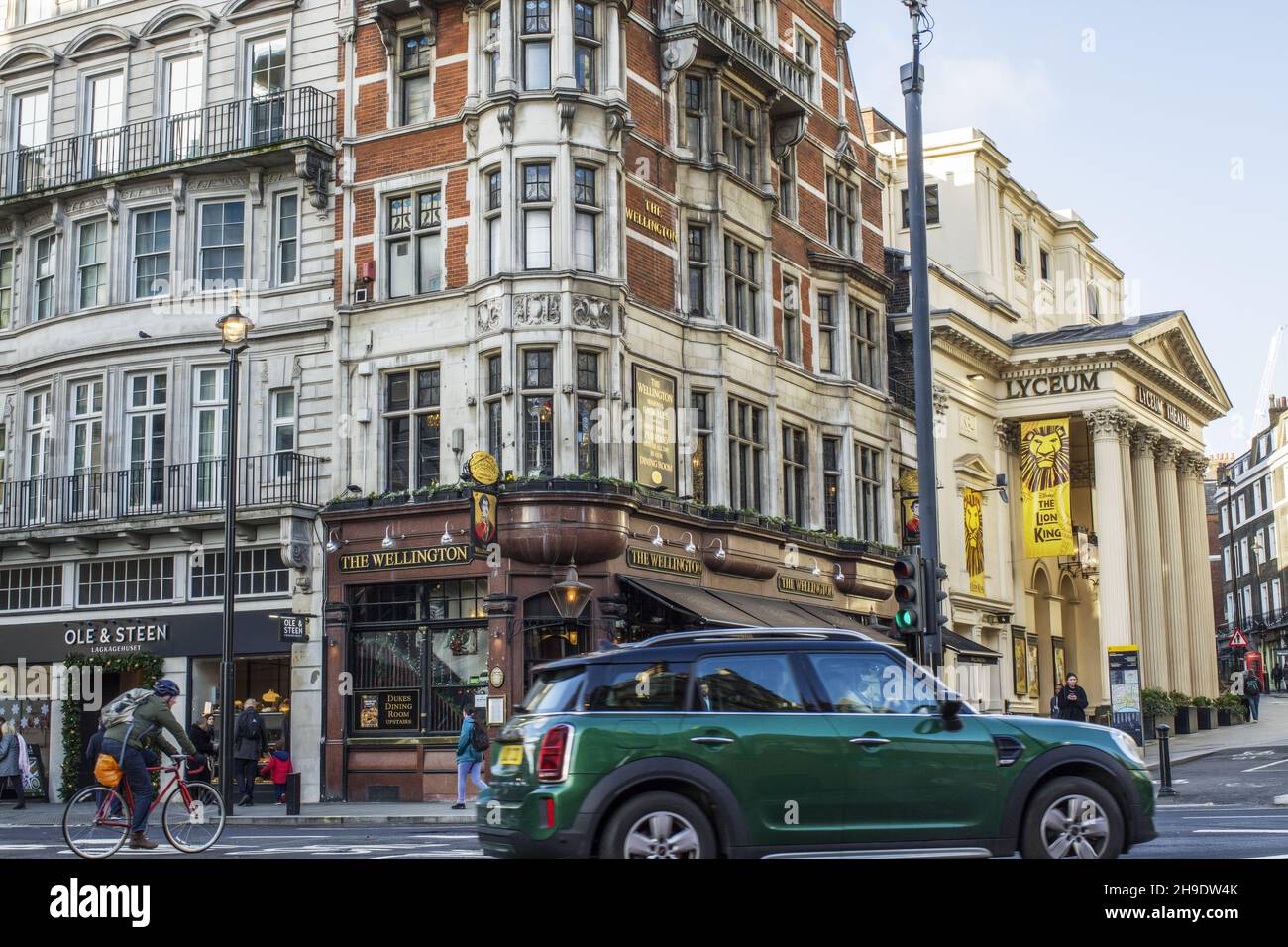 Busy street in London, December 2021 Stock Photo - Alamy