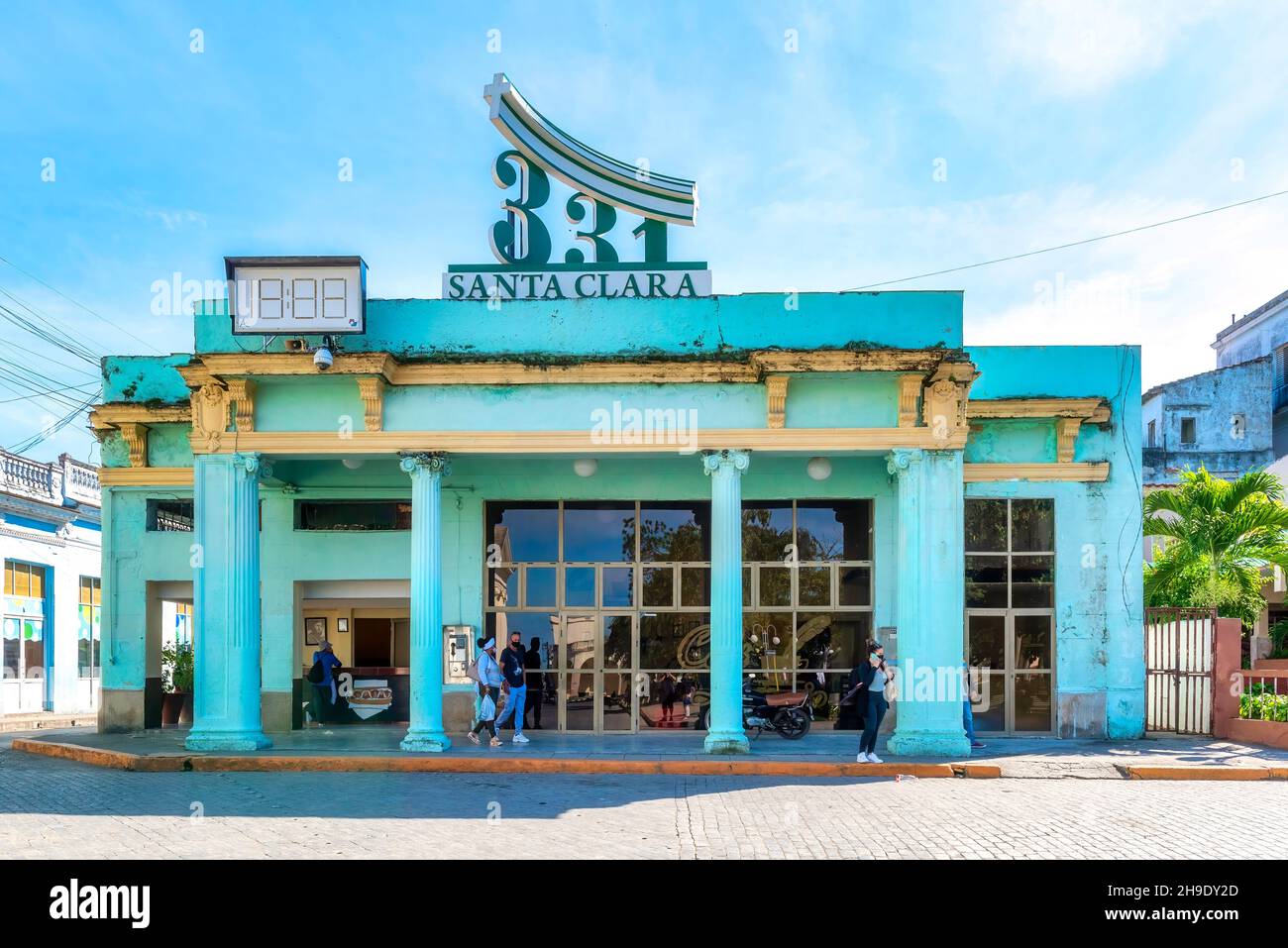A cafeteria building in the Parque Leoncio Vidal corner. A sign marks ...