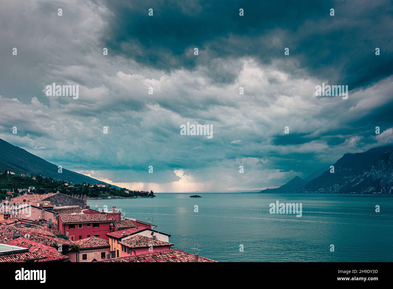 Overhead view lake hi-res stock photography and images - Alamy