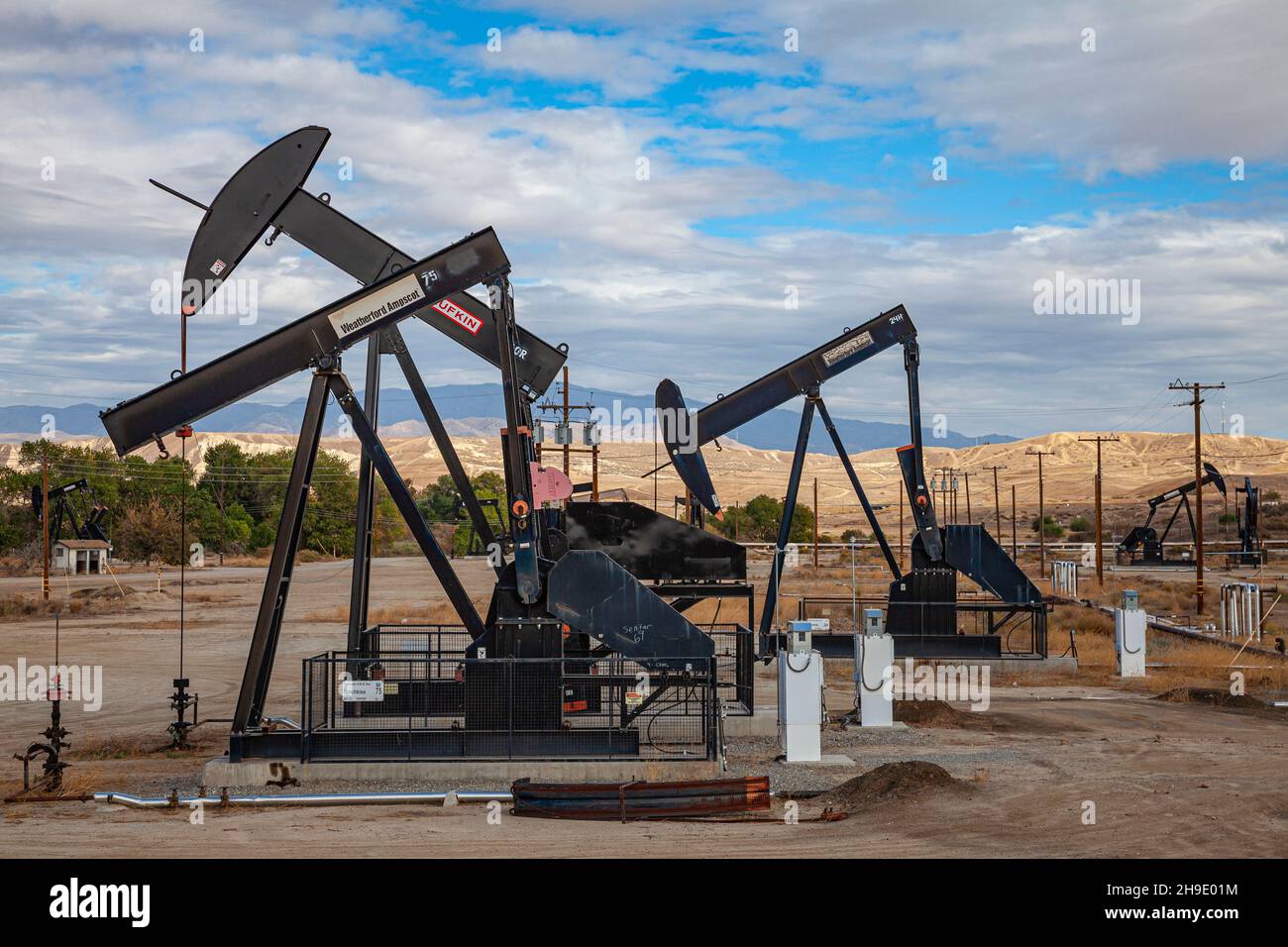 Kern River Oil Field in Bakersfield, the oil field is the third largest ...