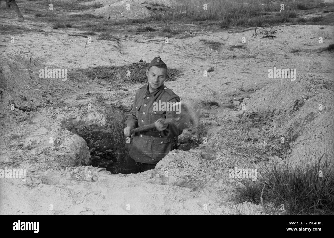 Soldiers digging a hole hi-res stock photography and images - Alamy