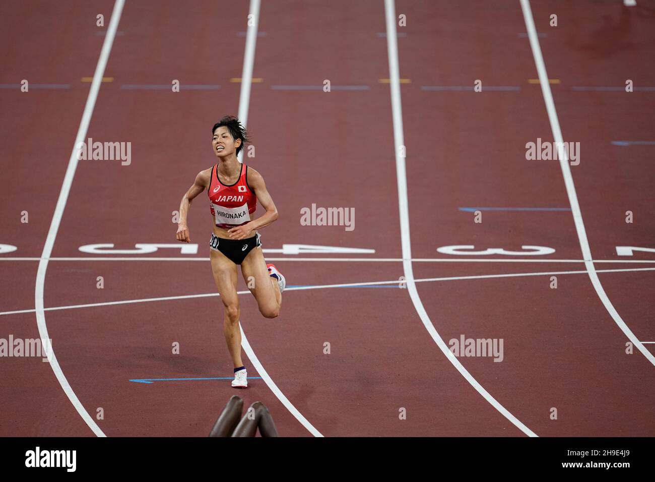 Ririka Hironaka competing in the 10,000 meters of the 2020 Tokyo ...