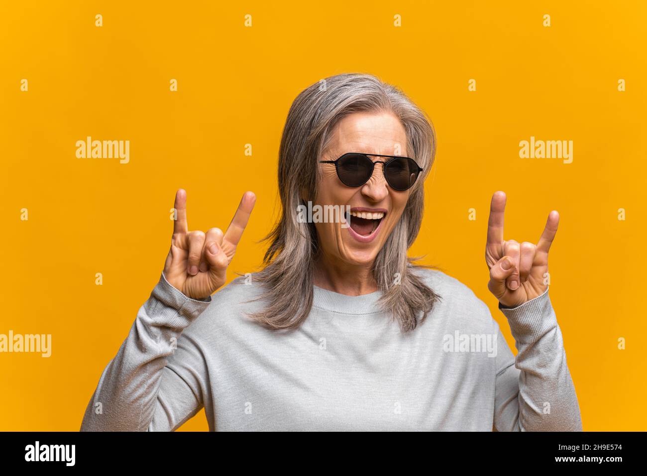 Gray haired grandma hi-res stock photography and images - Alamy