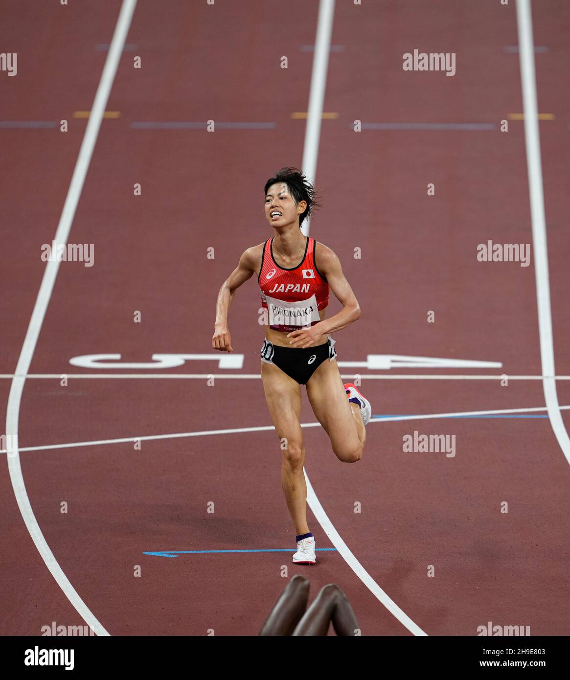 Ririka Hironaka competing in the 10,000 meters of the 2020 Tokyo ...