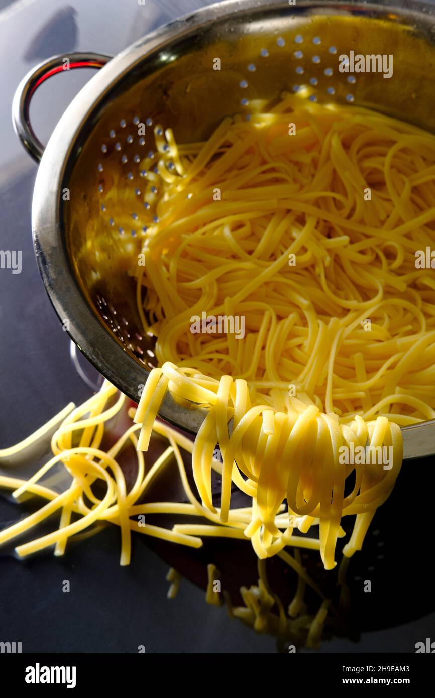 Red collander hi-res stock photography and images - Alamy