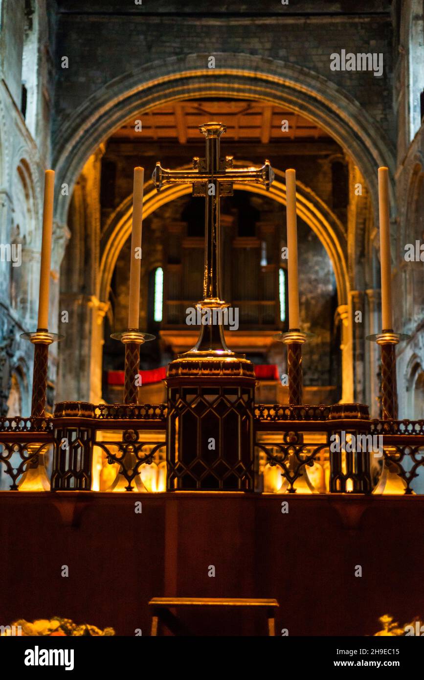 Medieval church uk altar hi-res stock photography and images - Alamy