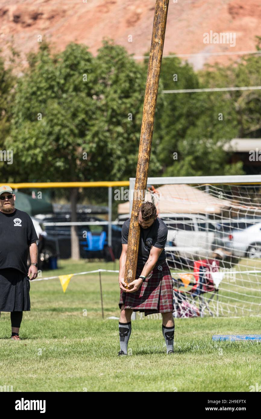 Tossing heavy wooden pole hi-res stock photography and images - Alamy