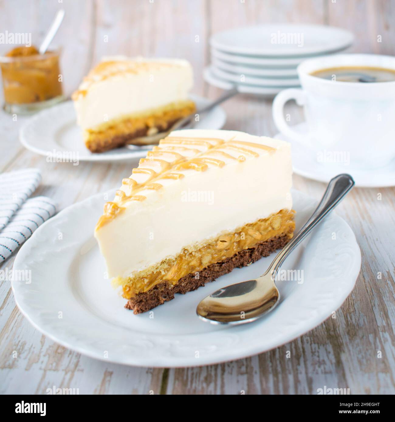 Toffee sponge layer cake hi-res stock photography and images - Alamy