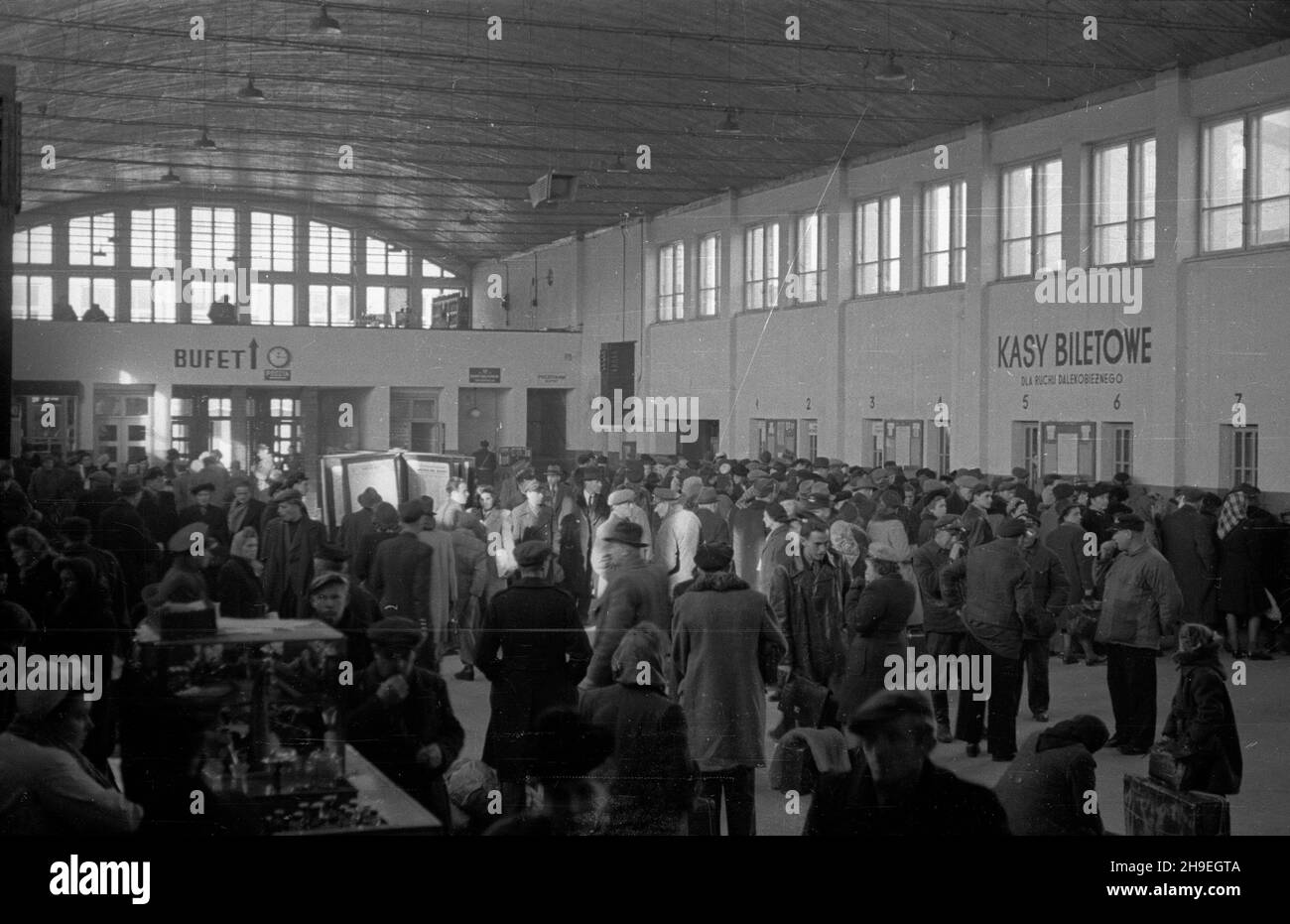 Warszawa, 1947-11. Dworzec stacji Warszawa G³ówna. Nz. pasa¿erowie w ...