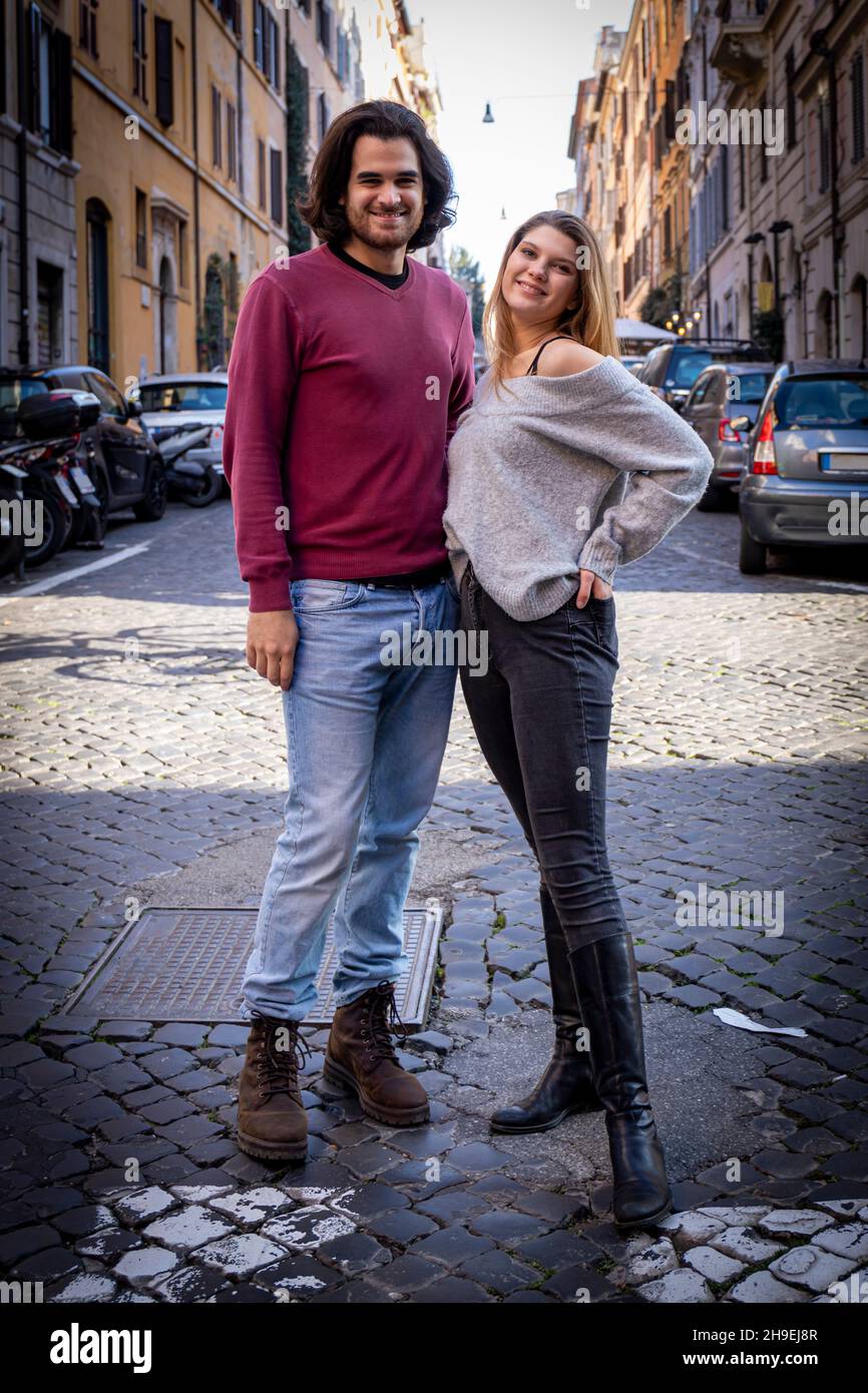 Couple poses hi-res stock photography and images - Alamy