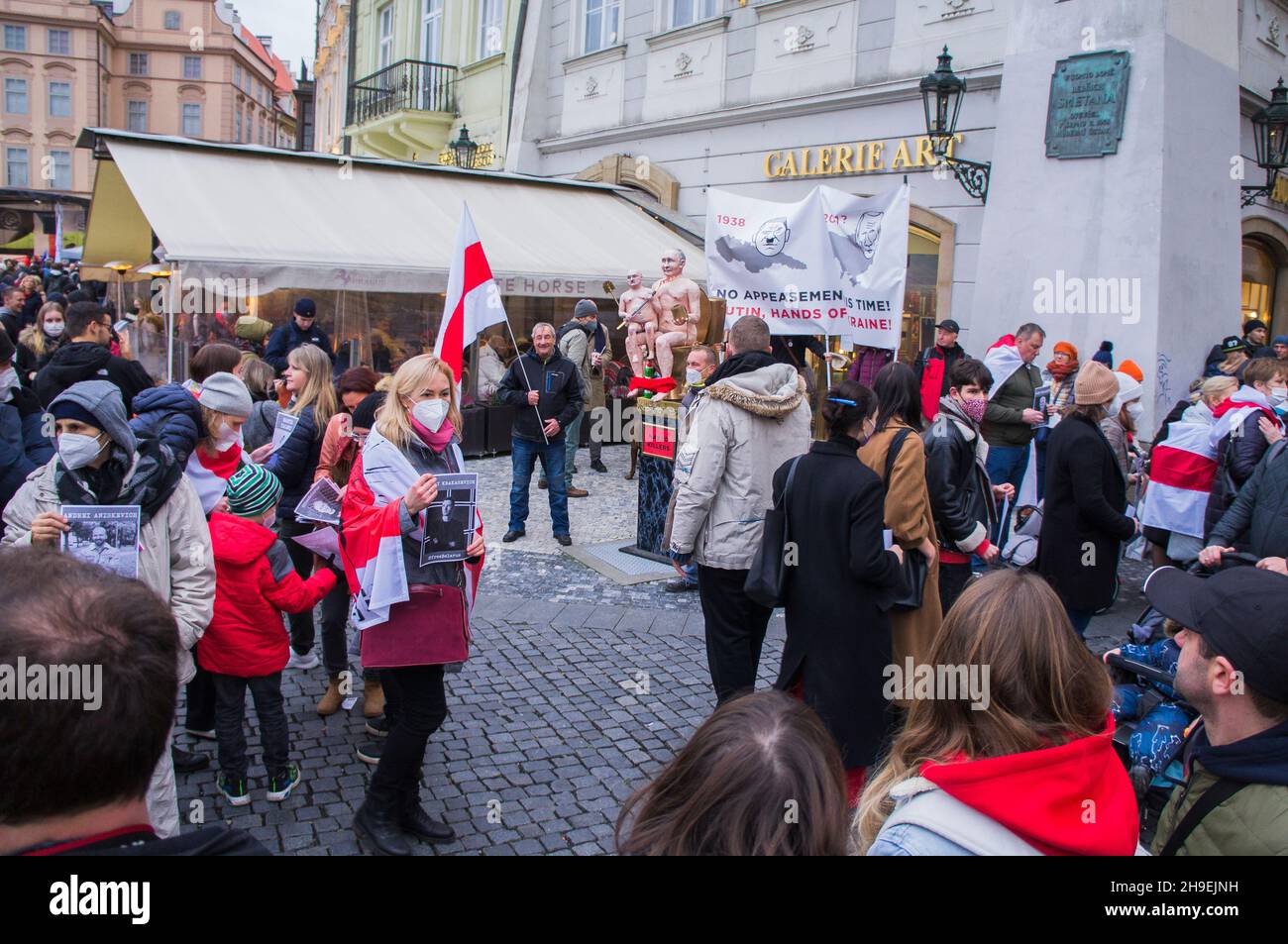 Human chain 1989 hi-res stock photography and images - Alamy