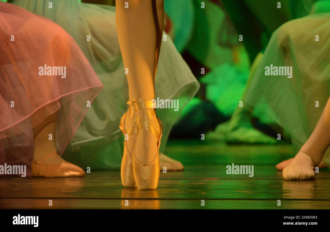 ballerinas toe dancing Stock Photo - Alamy