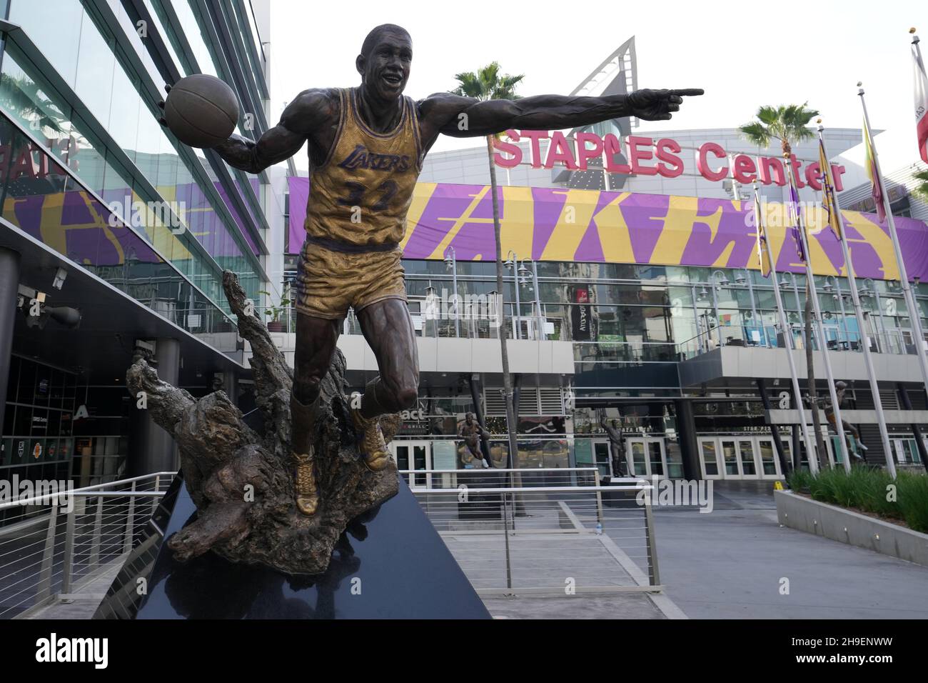 Statue magic johnson lakers hi-res stock photography and images - Alamy