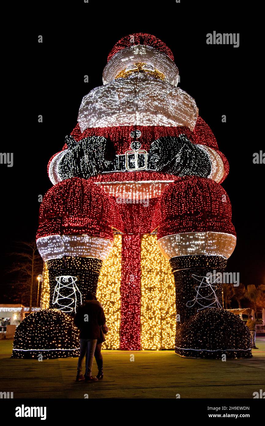 Worlds largest santa claus hi-res stock photography and images - Alamy