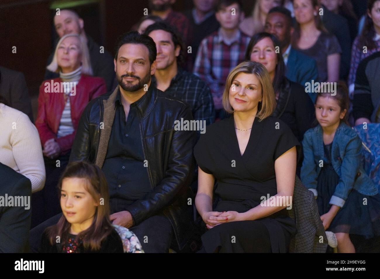 SINGLE ALL THE WAY, from left: Stefano Dimatteo, Jennifer Robertson ...