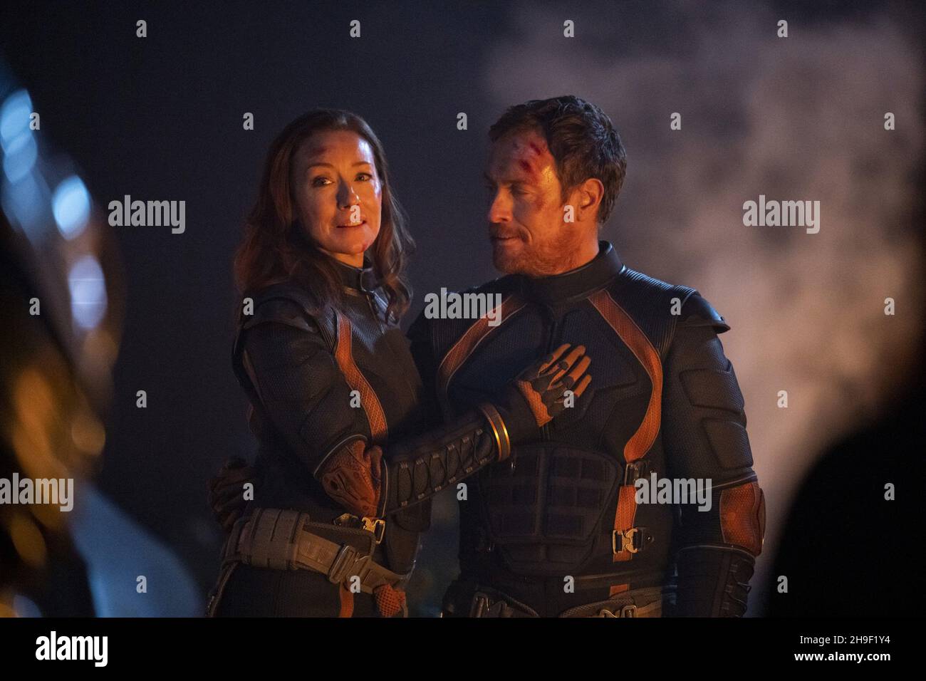 LOST IN SPACE, from left: Molly Parker, Toby Stephens, Trust', (Season ...