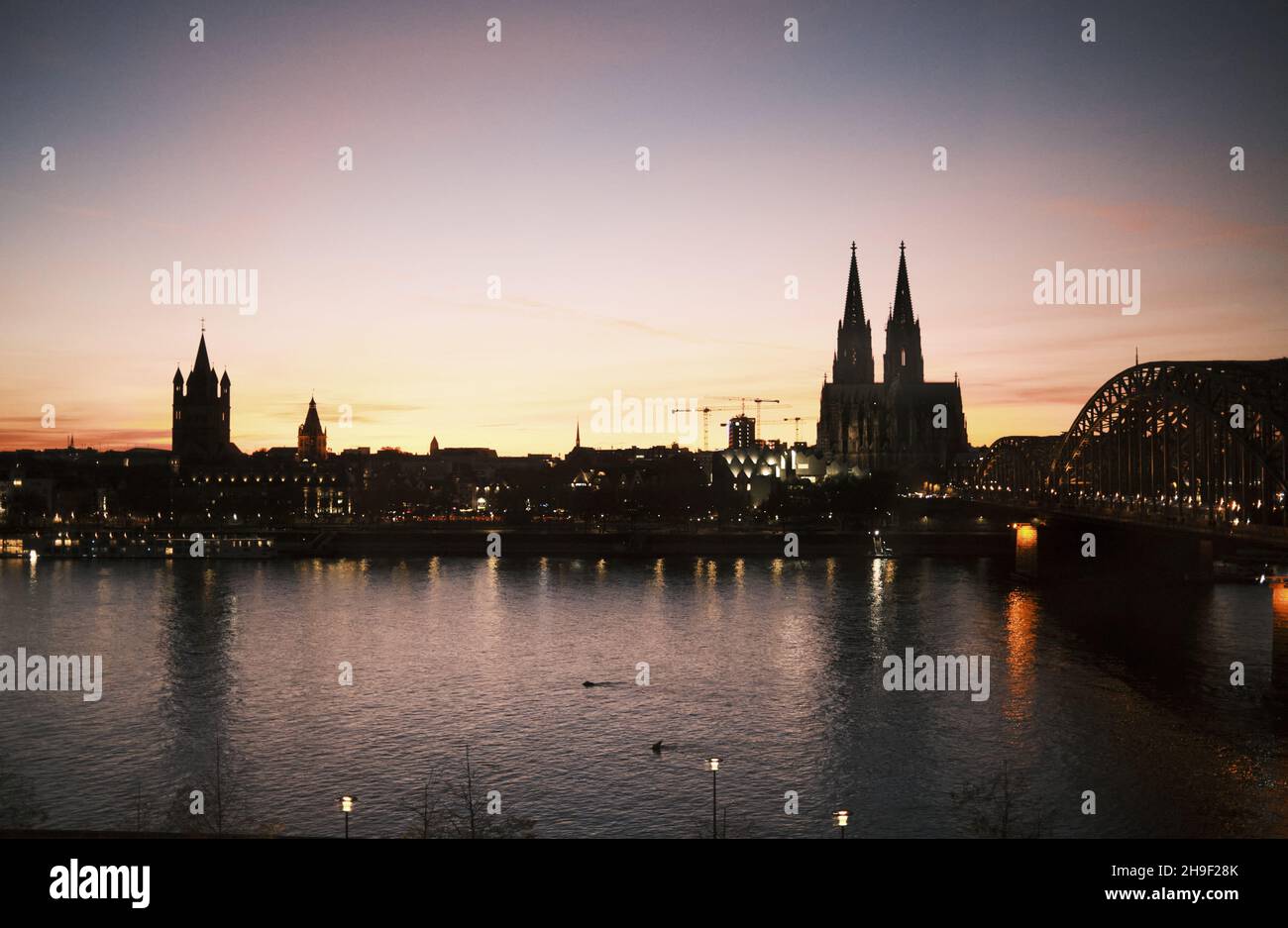 Sunset sky over the Cologne Cathedral and the Hohenzollern Bridge Stock ...
