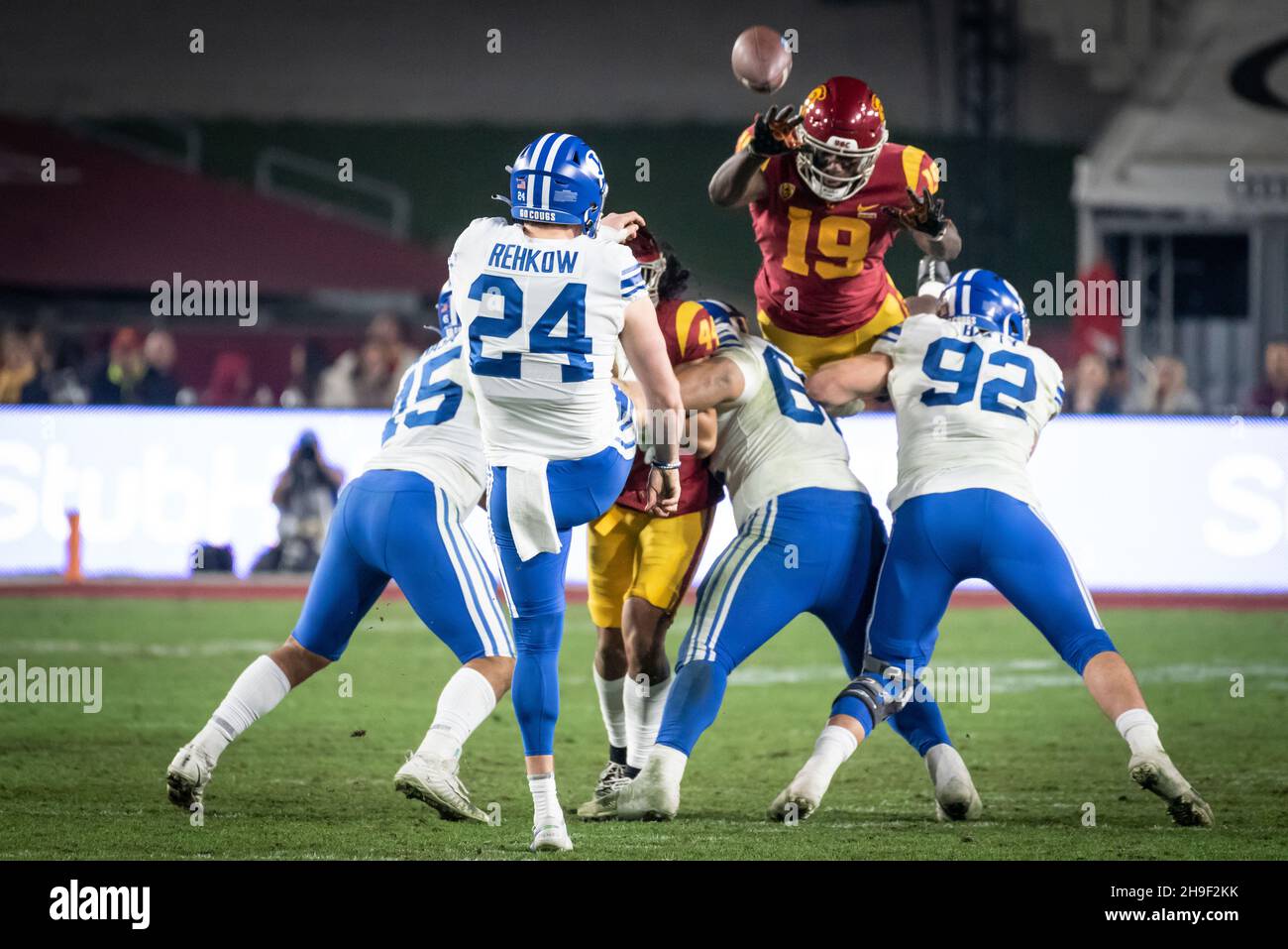 Southern California Trojans safety Jaylin Smith (19) attempts to block ...