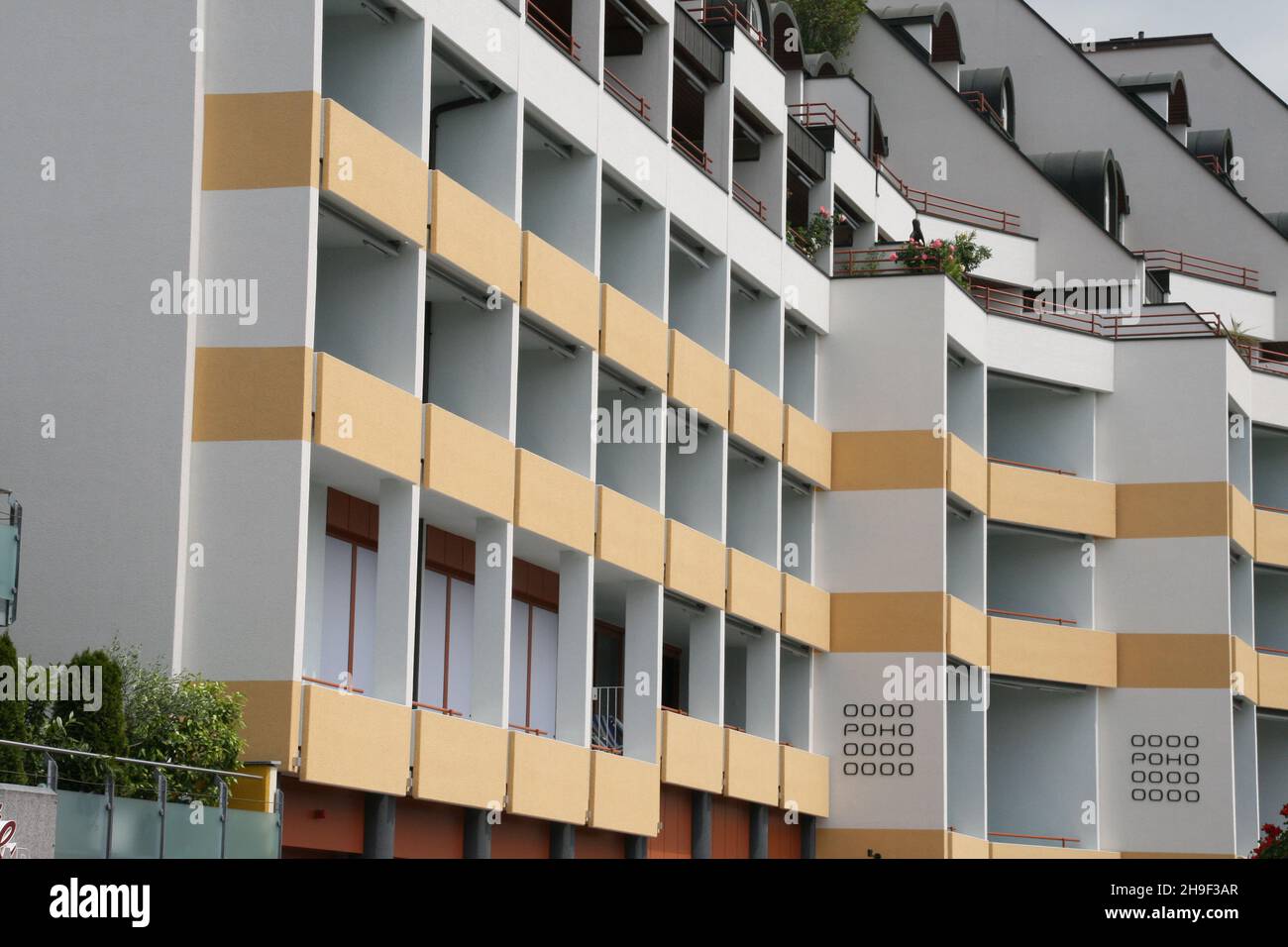 Creamy white facade hi-res stock photography and images - Alamy