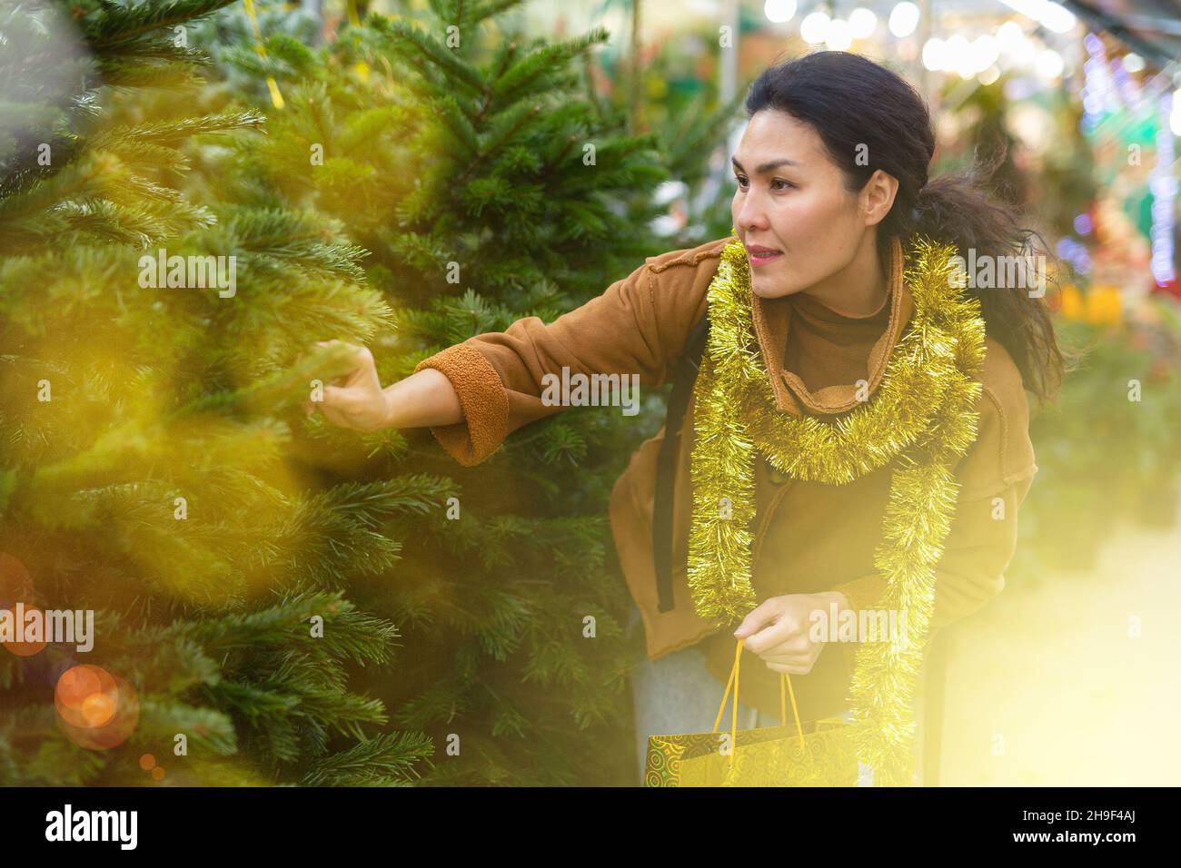 Asian woman christmas fair hi-res stock photography and images - Alamy