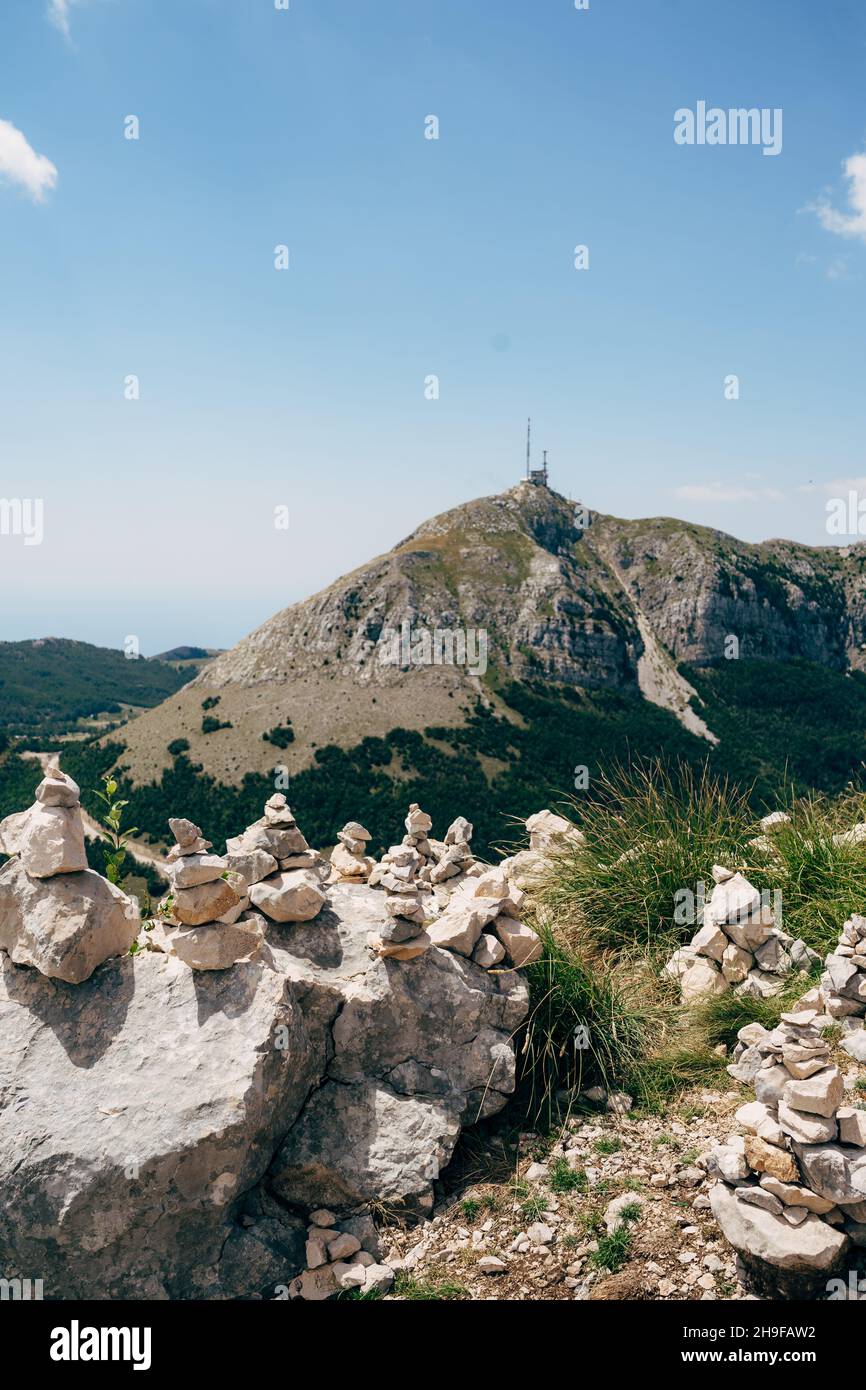 Small rock cairns hi-res stock photography and images - Alamy