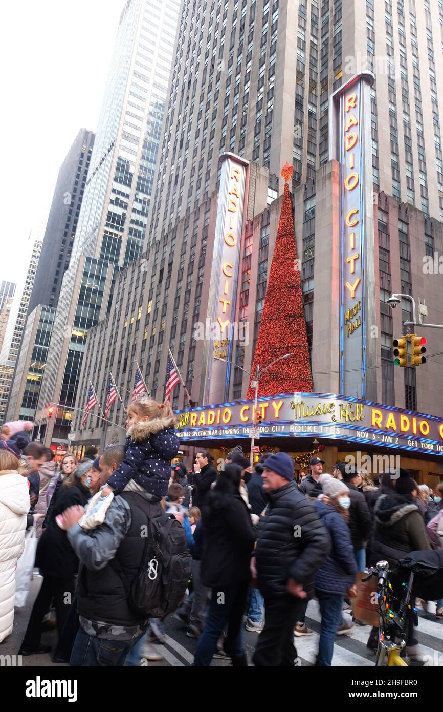 Christmas crowd crosses the street at radio city music hall, NY 2021 ...