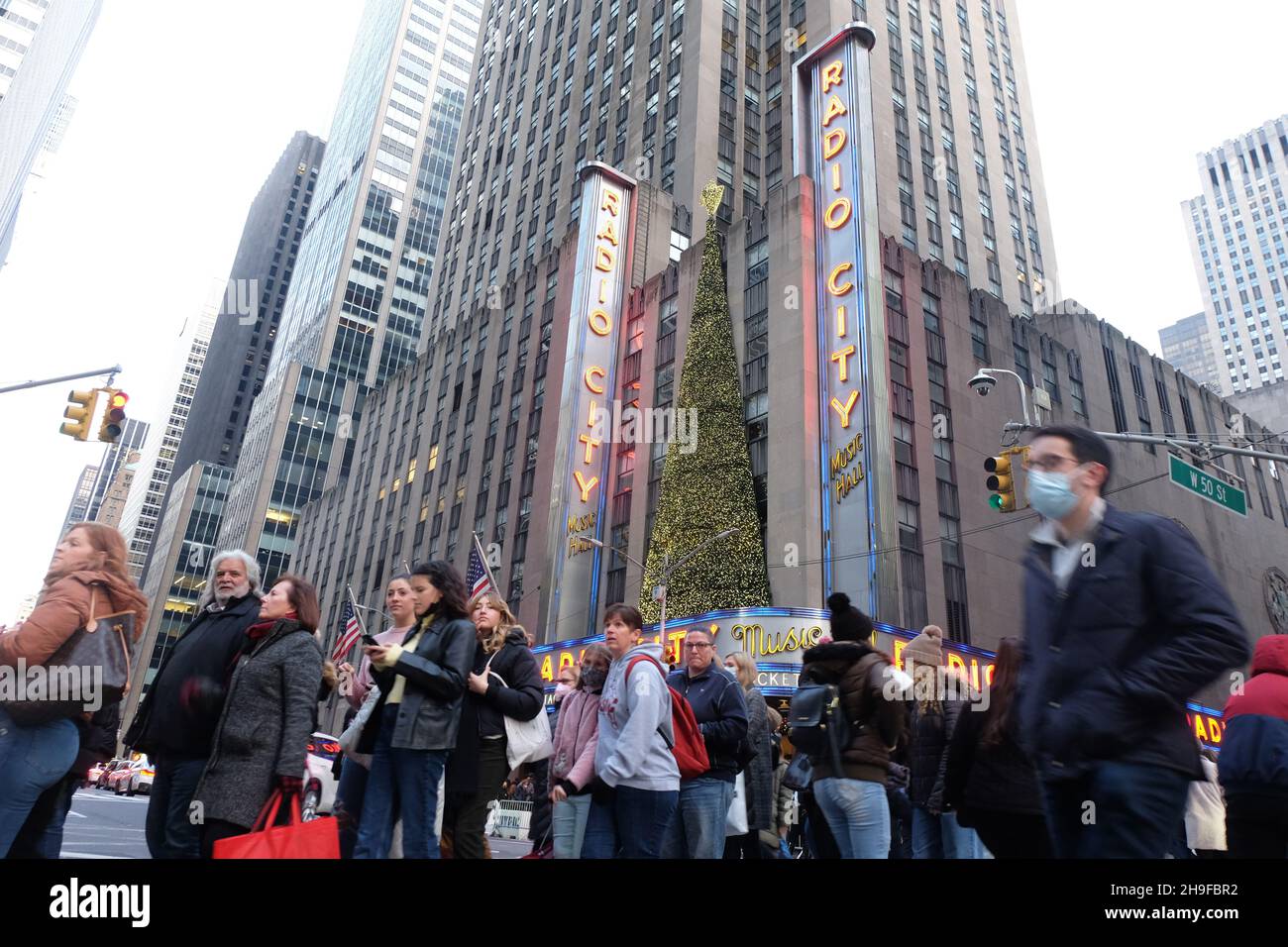 Christmas crowd crosses the street at radio city music hall, NY 2021 ...