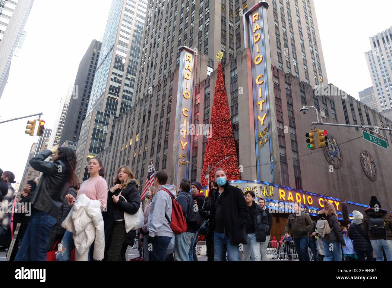 Christmas crowd crosses the street at radio city music hall, NY 2021 ...