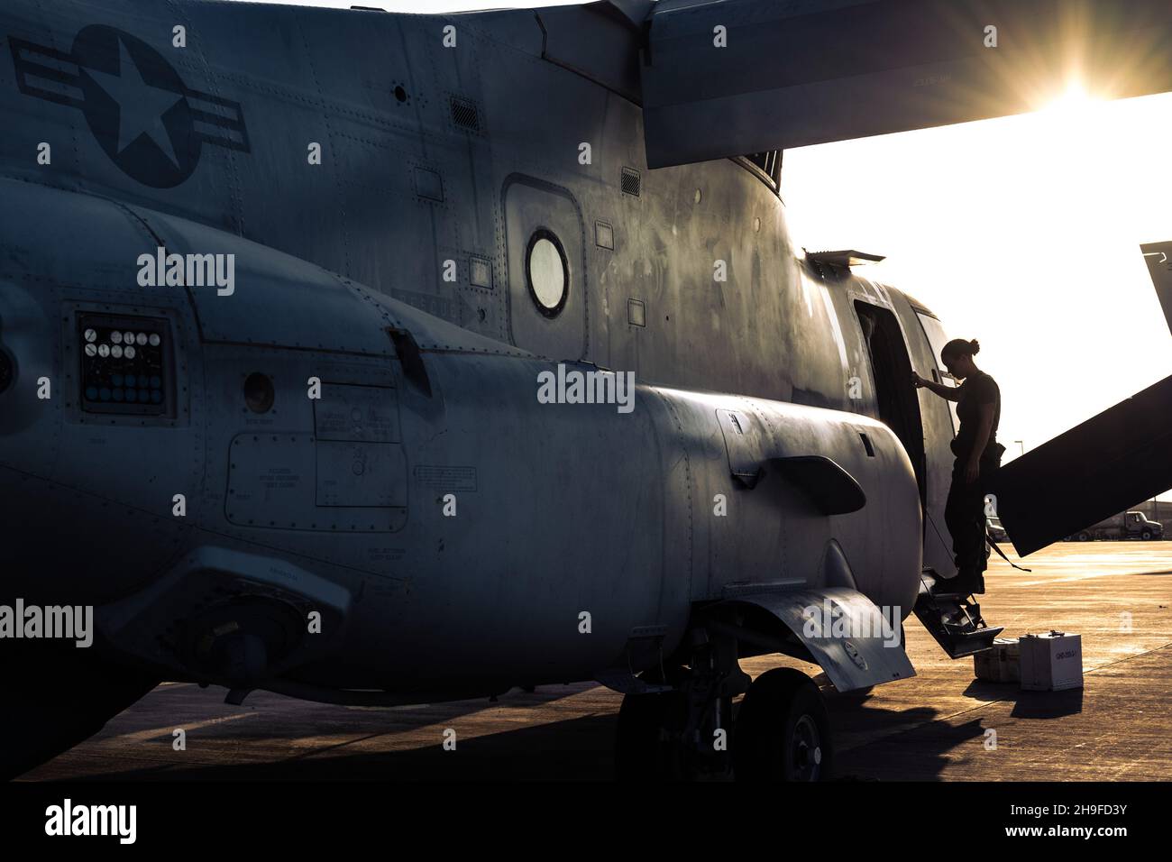 U.S. Marine aviation technicians assigned to Marine Medium Tiltrotor ...