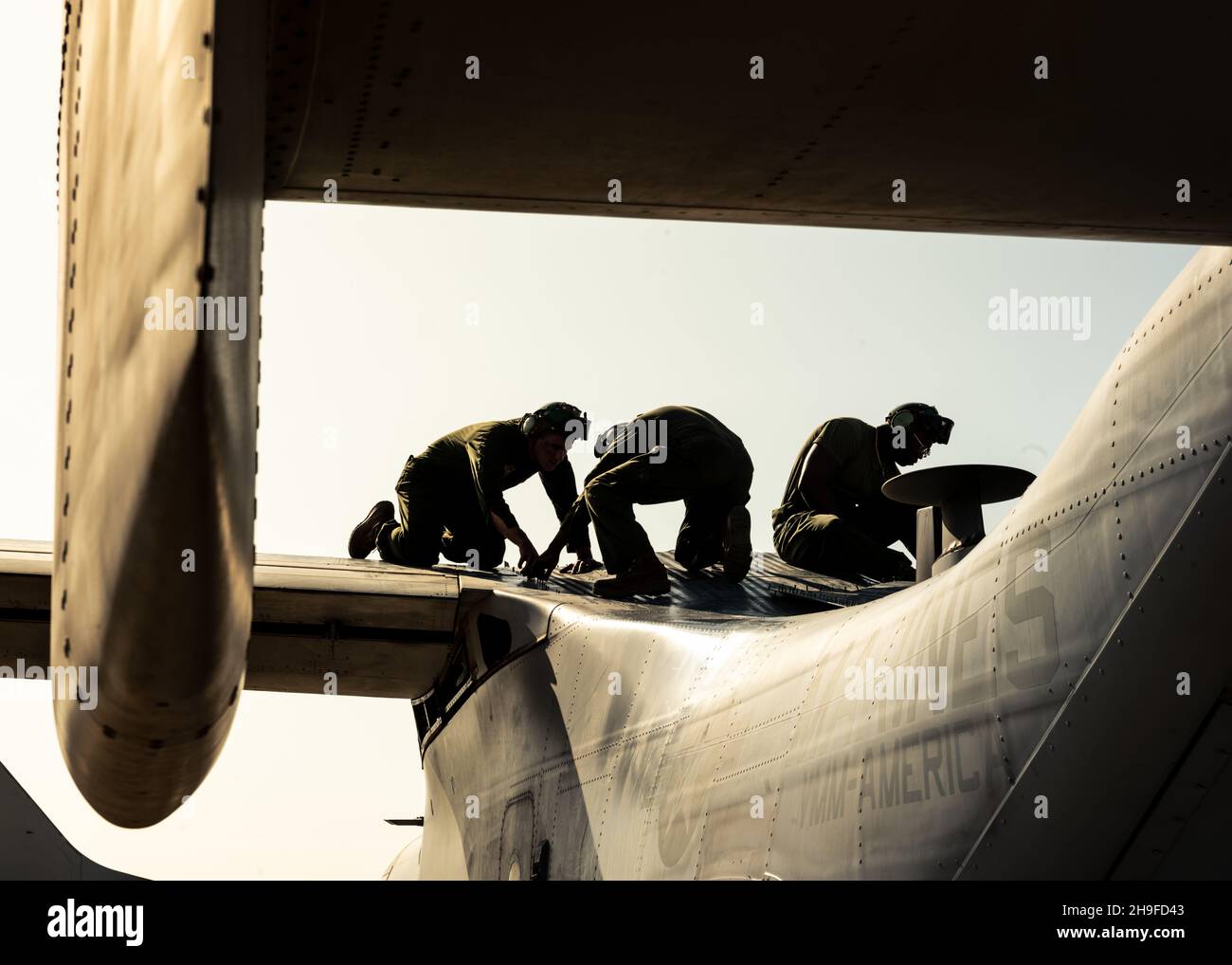 U.S. Marine aviation technicians assigned to Marine Medium Tiltrotor ...