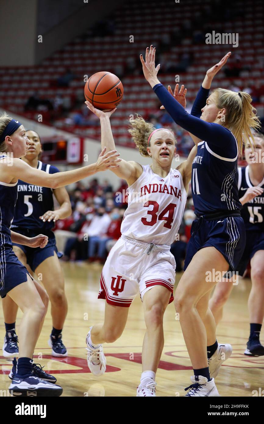 Penn state forward anna camden 11 hi-res stock photography and images ...