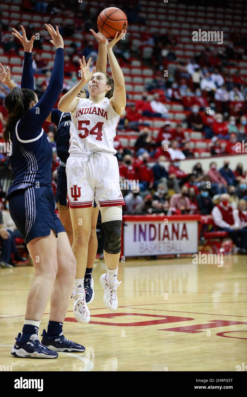 Indiana Hoosiers forward Mackenzie Holmes (No.54) goes to the basket ...