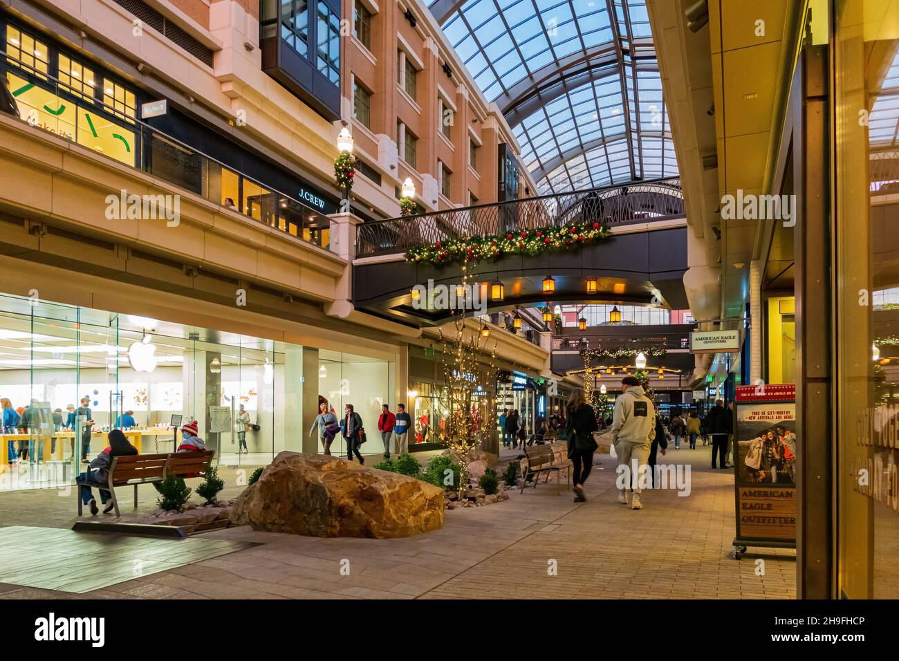 People walking around shopping mall hi-res stock photography and images ...