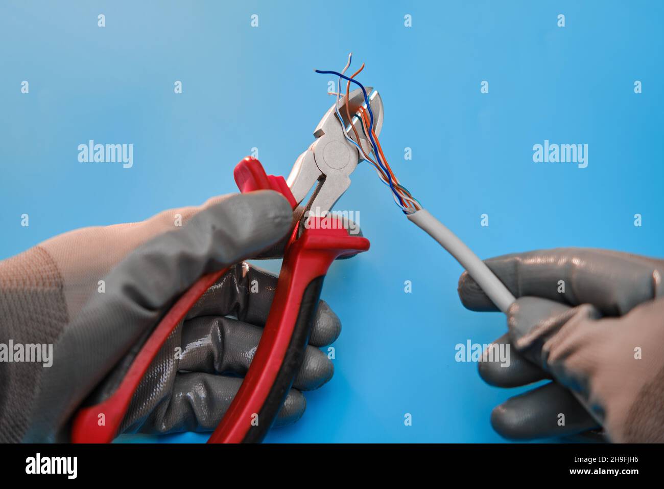 Cord cutters hi-res stock photography and images - Alamy
