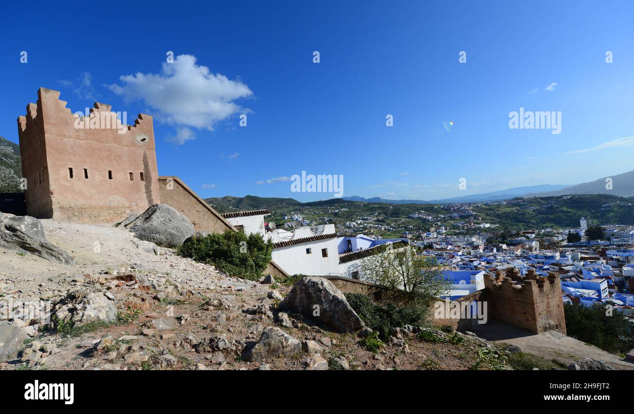 Standing walls hi-res stock photography and images - Alamy