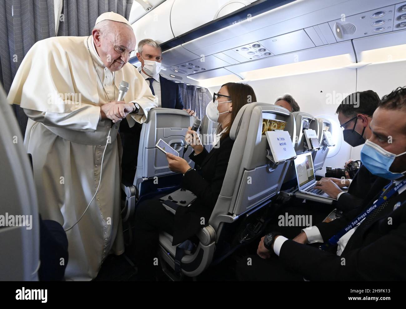 Conference aboard the papal plane hi-res stock photography and images ...