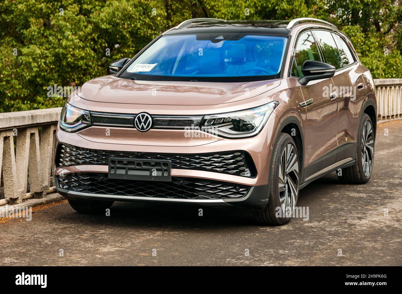 Stationary exterior picture of a Volkswagen ID.6 X Prime as seen in ...