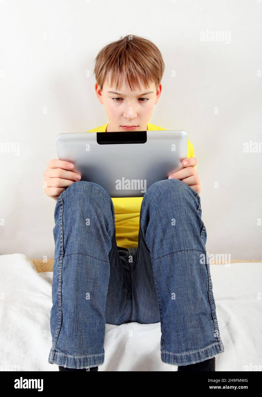 Sad kid computer hi-res stock photography and images - Alamy