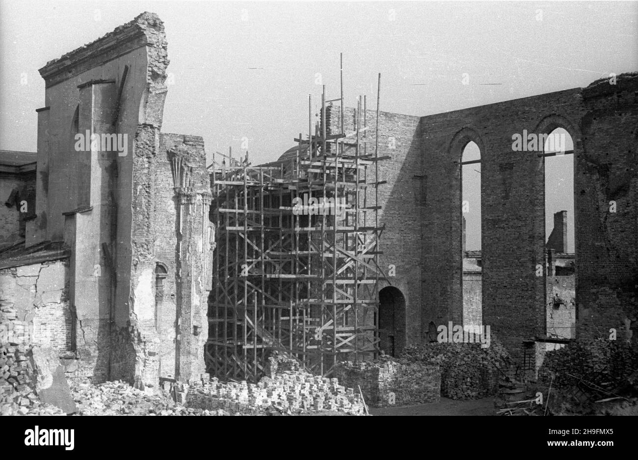 Old town warsaw reconstruction Black and White Stock Photos & Images ...