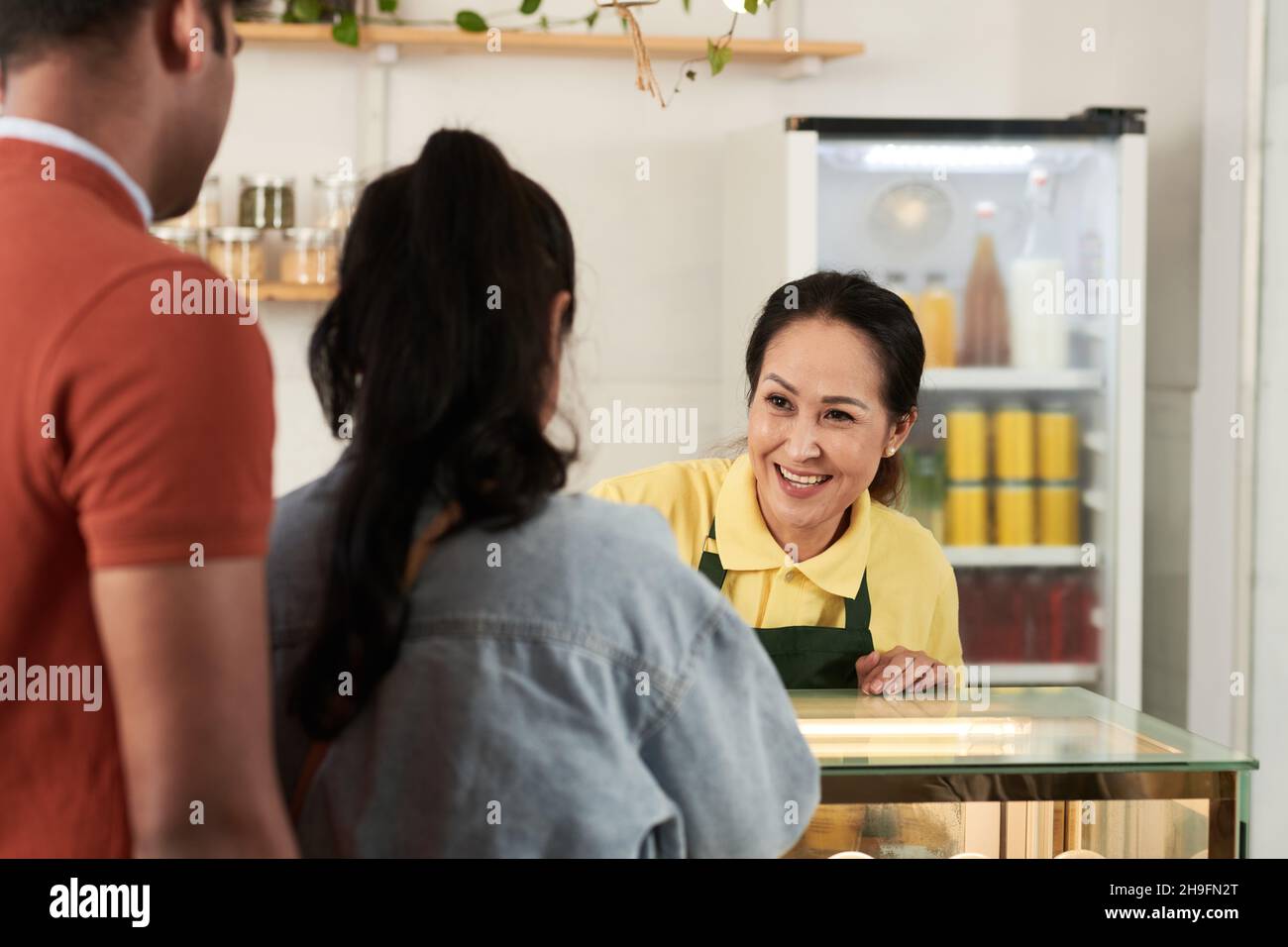 Couple offering food meal hi-res stock photography and images - Alamy
