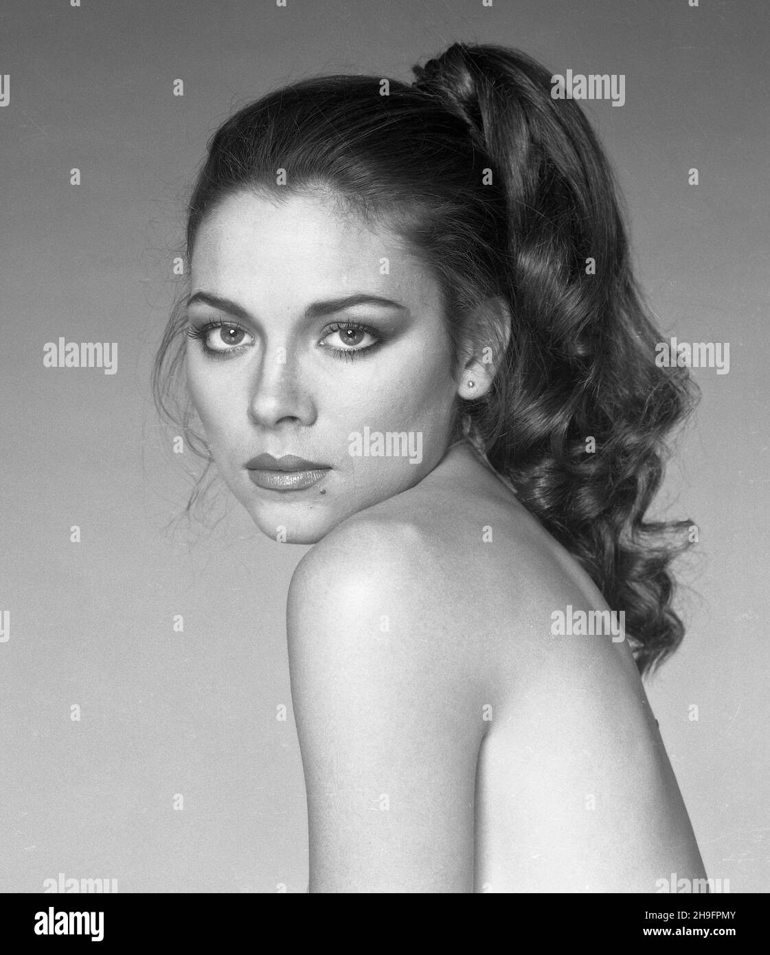 Kim Cattrall poses for a portrait in 1987 in Los Angeles, California ...
