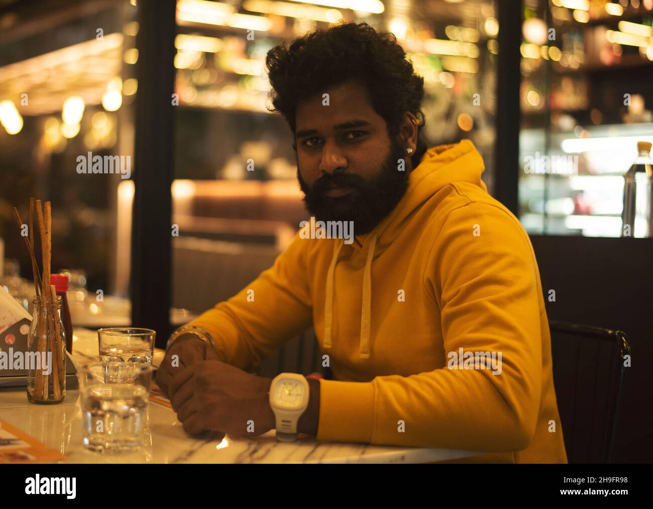 Woman wait waiting bar hi-res stock photography and images - Alamy