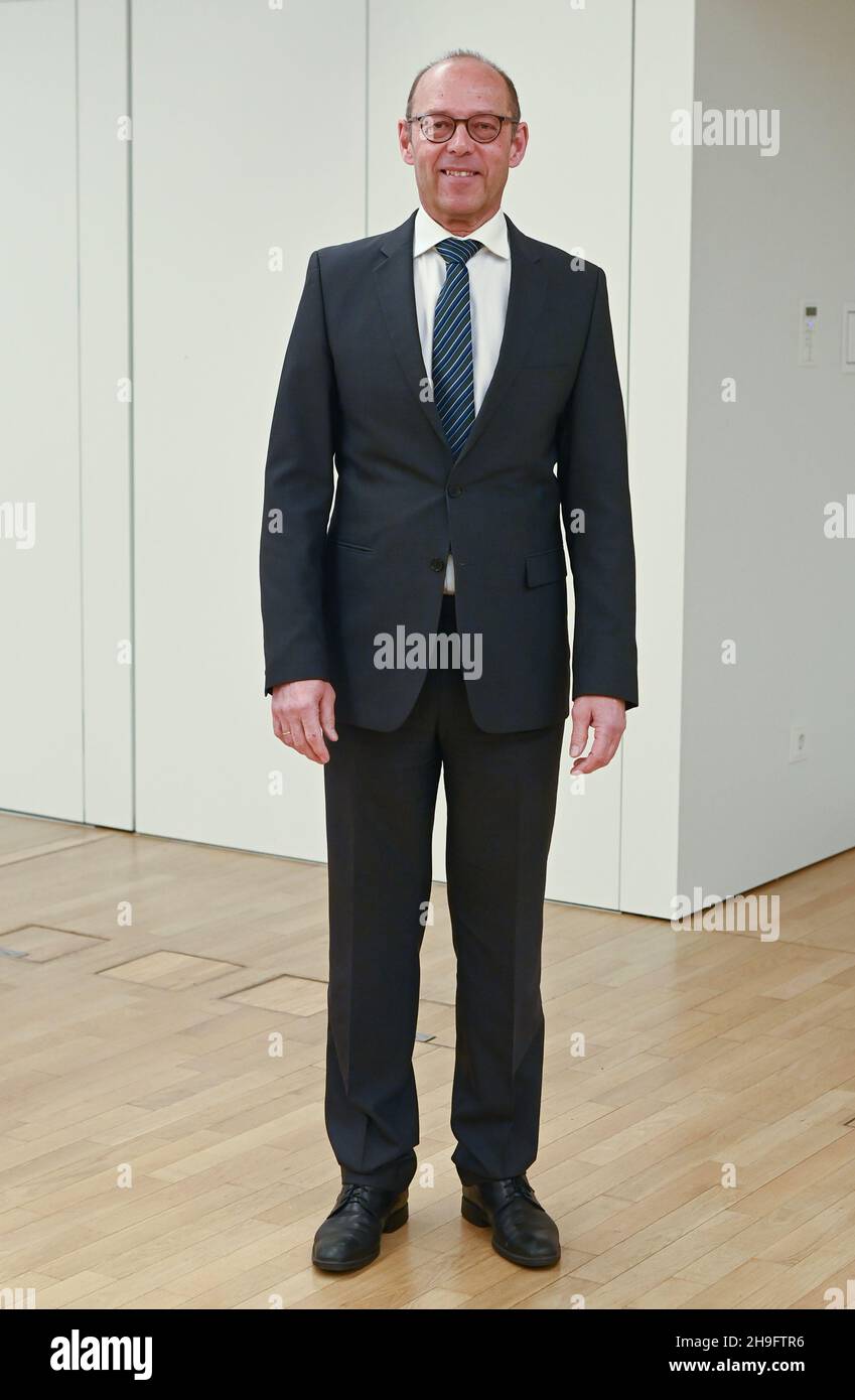 2021 annual report hi-res stock photography and images - Alamy