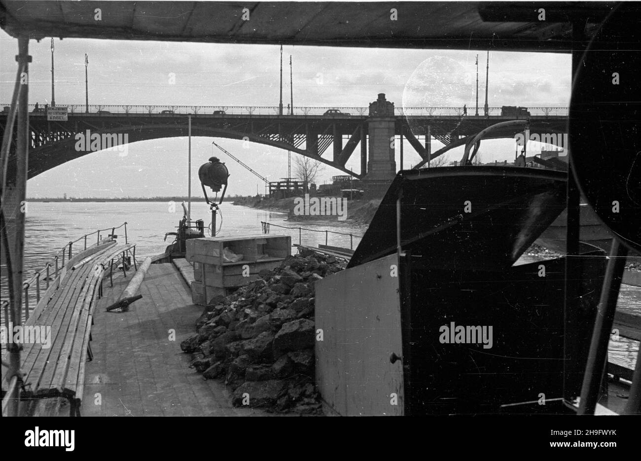 Warszawa, 1948-03-18. Uruchomienie ¿eglugi na Wiœle. Pierwszym kursem ...