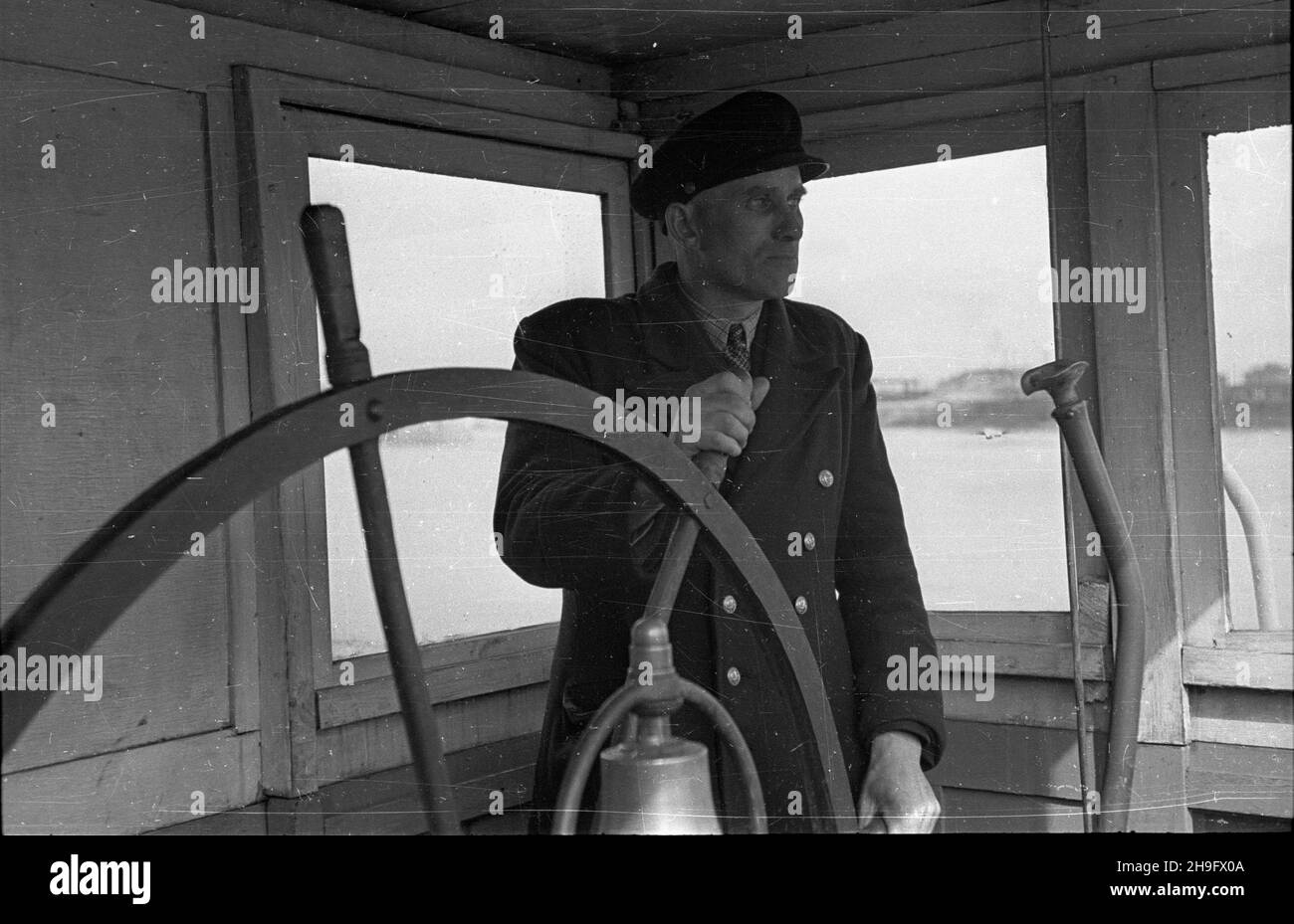 Warszawa, 1948-03-18. Uruchomienie ¿eglugi na Wiœle. Pierwszym kursem ...