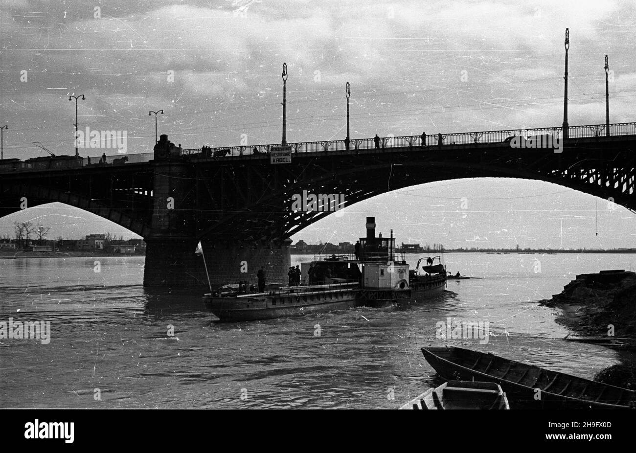 Warszawa, 1948-03-18. Uruchomienie ¿eglugi na Wiœle. Pierwszym kursem ...