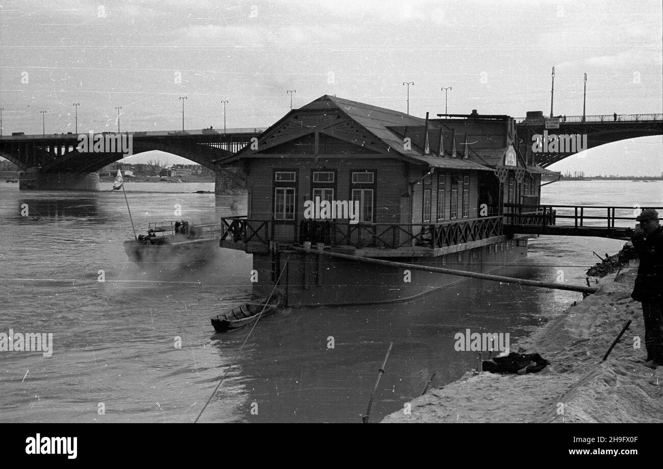 Warszawa, 1948-03-18. Uruchomienie ¿eglugi na Wiœle. Pierwszym kursem ...