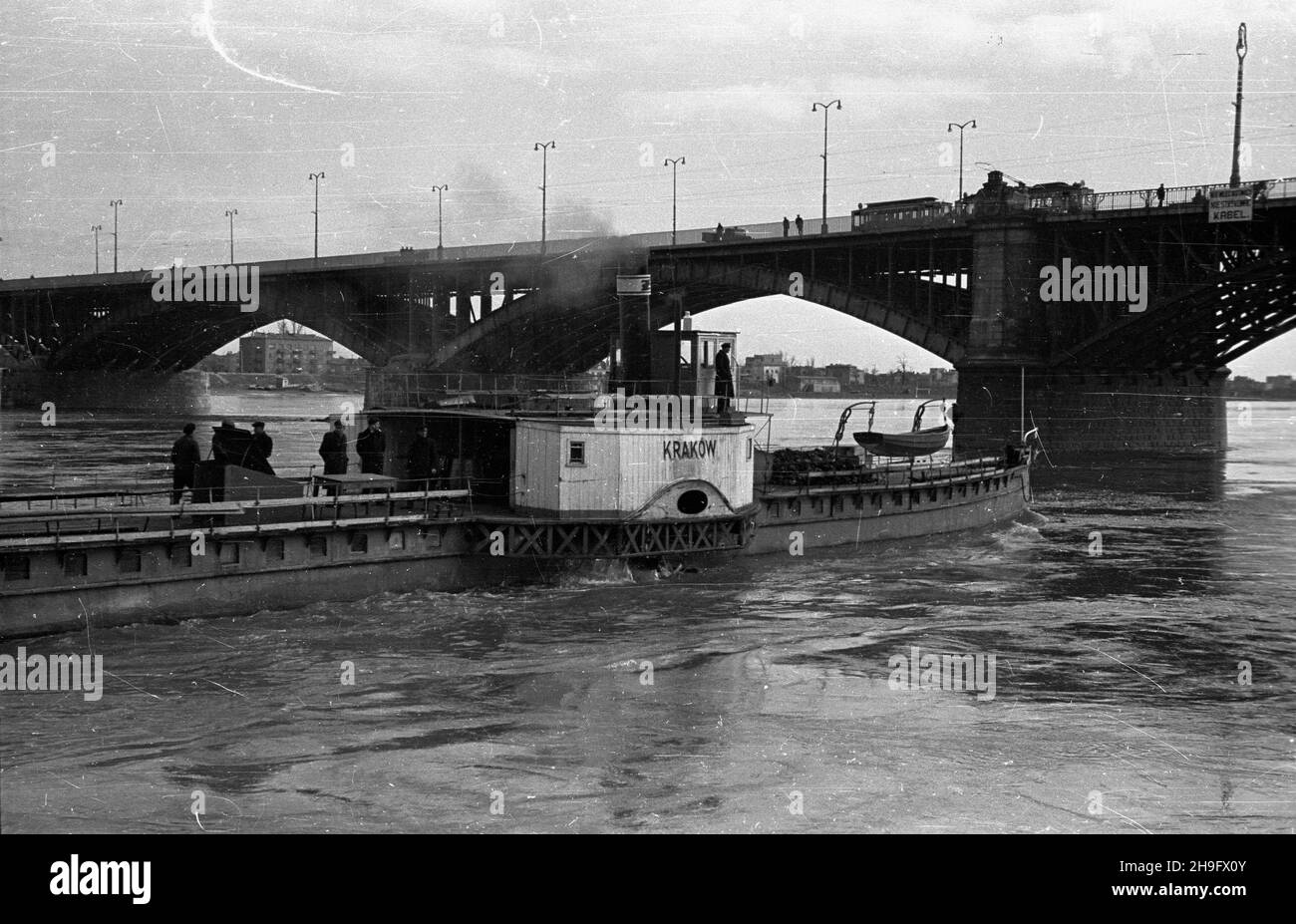 Warszawa, 1948-03-18. Uruchomienie ¿eglugi na Wiœle. Pierwszym kursem ...