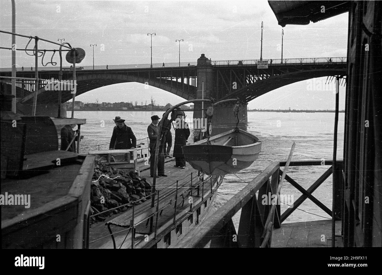 Warszawa, 1948-03-18. Uruchomienie ¿eglugi na Wiœle. Pierwszym kursem ...