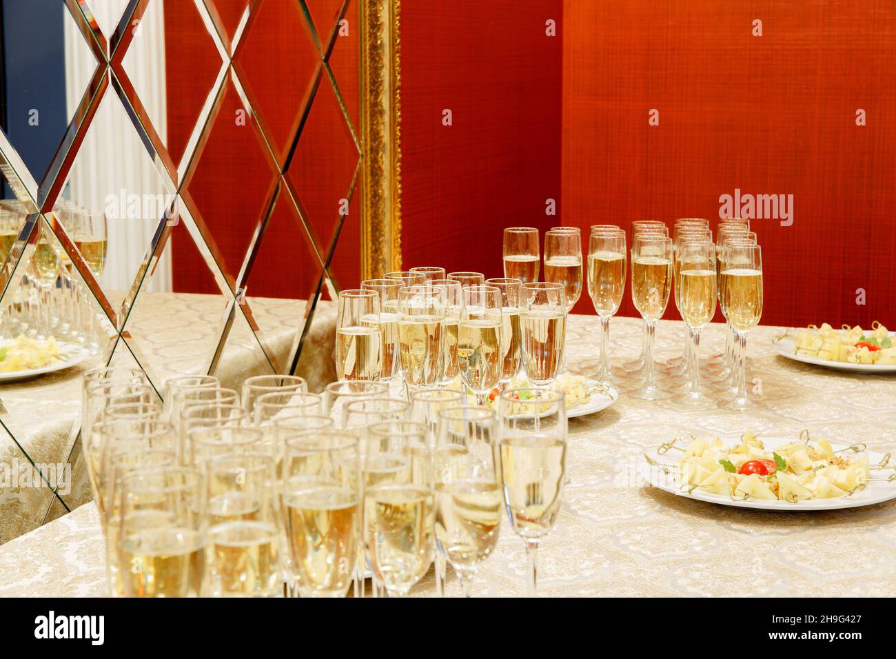 Canapes and champagne hi-res stock photography and images - Alamy